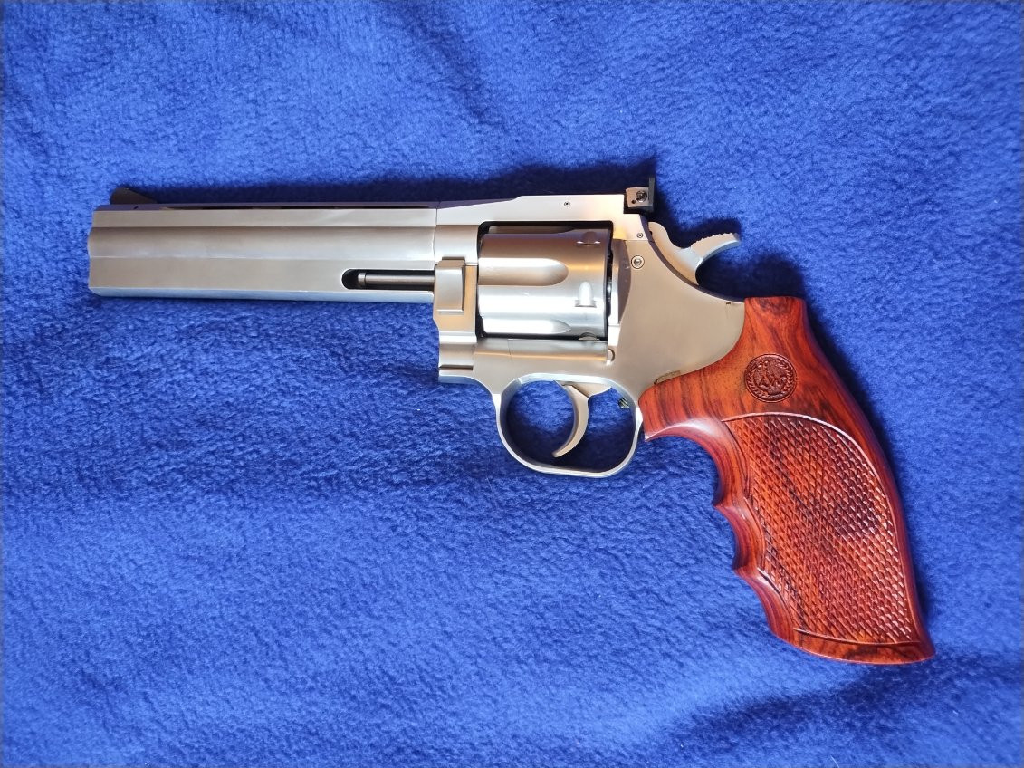 DW 50th Anniversary logo grip for my DW 50th year (2018) revolver. Dan ...
