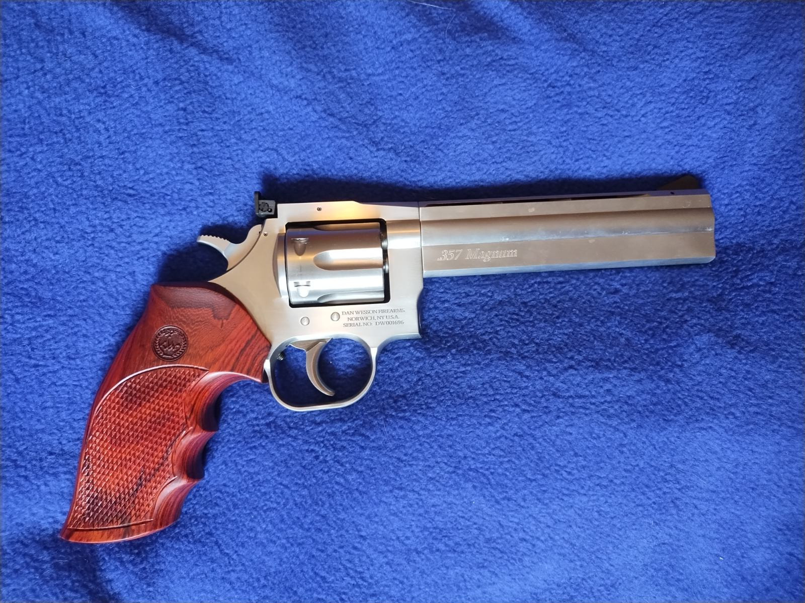 DW 50th Anniversary logo grip for my DW 50th year (2018) revolver. Dan ...