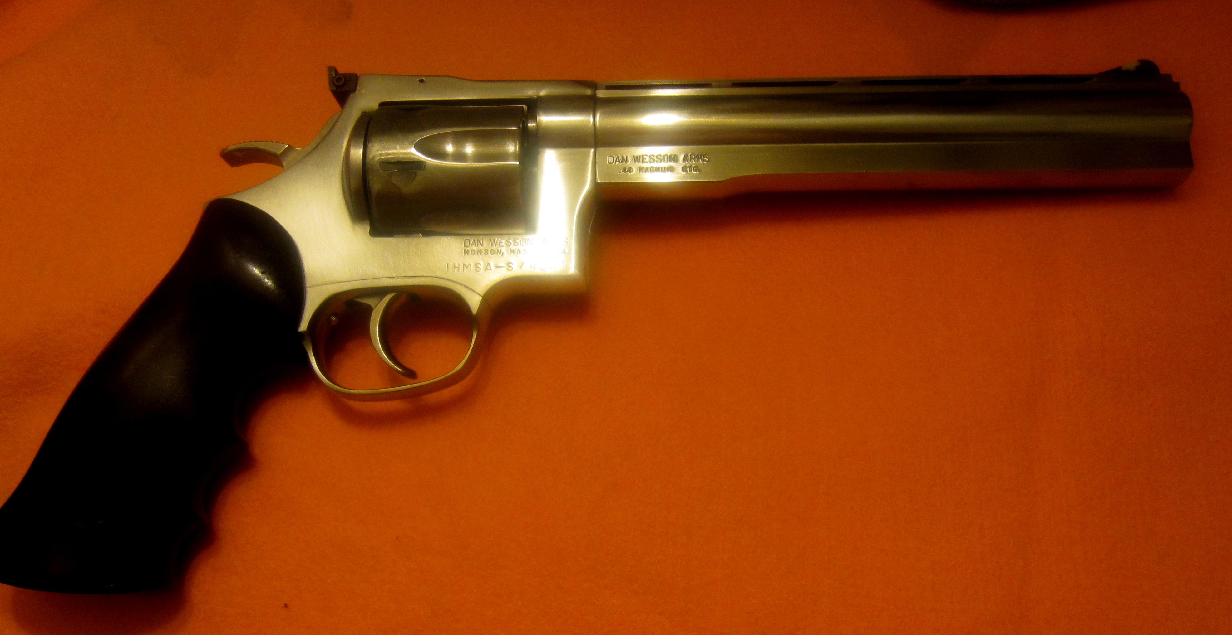 DAN WESSON GRIP WHO MADE THIS ONE? LB? OTHER? PLEASE HELP ID THIS GRIP ...